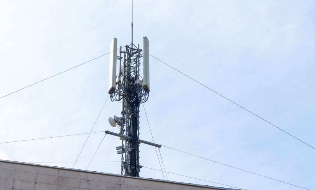 Antenne relais : fonctionnement, réglementation et danger